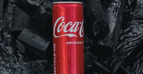 감기 검은색 고립된 광고하는 깨끗한 눈길을 끄는 대조 로고 마케팅 미니멀리스트 변덕스러운 음색 브랜드 브랜드 정체성 빨간 설득력있는 소비재 수직