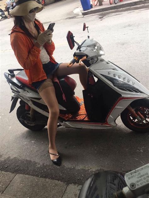 多圖／正妹騎車包緊緊 牛仔裙下「丁字褲滑落」 網友驚：走光都看光了！[2p] 提姆正妹版