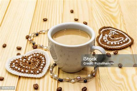 발렌타인 데이 개념입니다 커피 한 잔 니트 하트 진주 구슬의 문자열 나무 보드 배경에 낭만적 인 아침 식사와 선물 0명에 대한 스톡 사진 및 기타 이미지 Istock