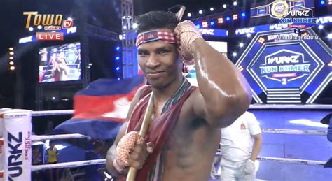 មហាជនជាពិសេសអ្នកស្នេហាគុនខ្មែរ កំពុងចាប់អារម្មណ៍យ៉ាងខ្លាំងទៅលើកីឡាករ ឈឿង ល្វៃ