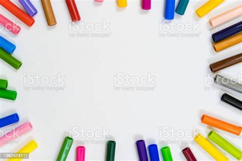 카피 스페이스 또는 텍스트 평면 누워 흰색 동향 배경에 다채로운 고정 학교 용품 0명에 대한 스톡 사진 및 기타 이미지 0명 가위 개인 장식품 Istock