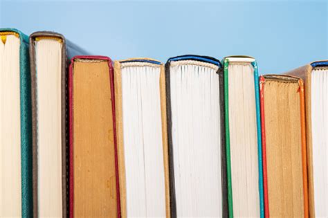 빈티지 오래된 양장본 책 파란색 배경에 일기장으로 구성 책 쌓기 학교로 돌아 가기 복사 공간 학력 갈색에 대한 스톡 사진 및