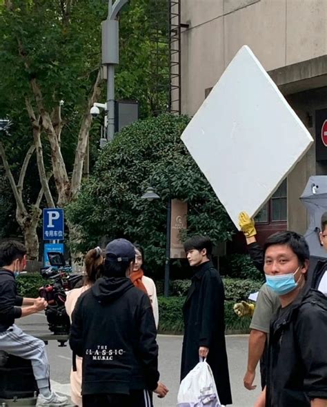檀健次周也《很想很想你》并肩路透 秋季氛围感十足新浪图片