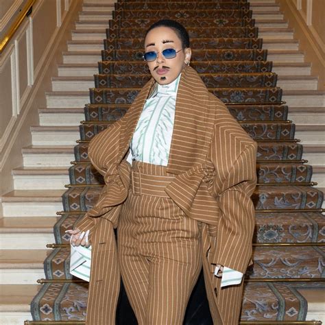 Ok Doja Cat წამწამებით გაკეთებული წვერ ულვაშით პარიზის მოდის