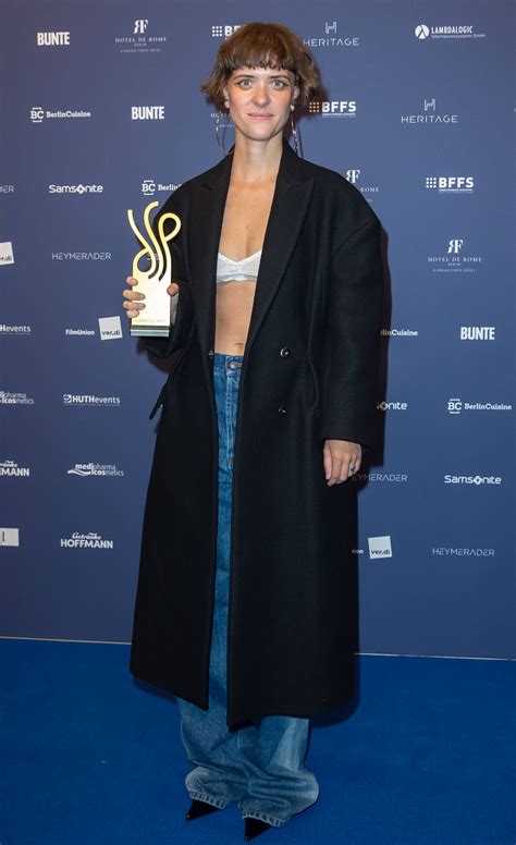 Im Bh Unterm Mantel Babylon Berlin Star Liv Lisa Fries