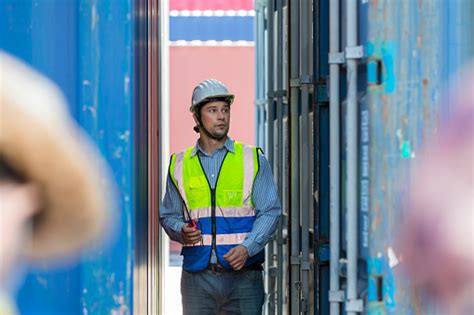 컨테이너 화물 현장에서 근무하는 포먼 또는 작업자가 컨테이너로 물품을 확인합니다 선적 컨테이너를 확인하는 포맨 또는 작업자 물류