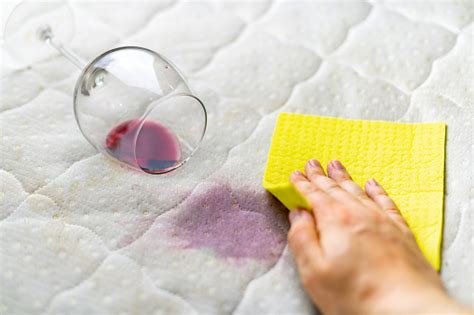 스펀지로 와인 얼룩을 청소 합니다 흰색 침대 시트에 유출 된 와인 와인 글라스를 떨어 뜨 렸 습니다 불운 불행 한 상황 가구에 대한 스톡 사진 및 기타 이미지 Istock