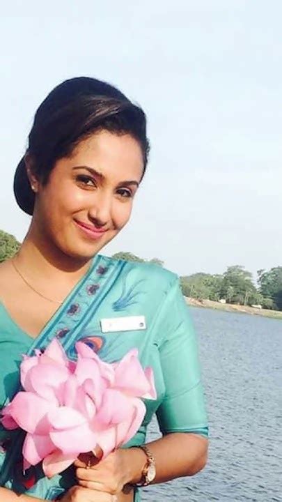 නිලි දිනිති ගුවන් සේවිකාවක්ව සිටි කාලයේ Youtube