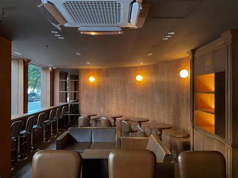 섬세한 목공 작업으로 고급스럽게 마무리한 17평 카페 인테리어 분당 구미동