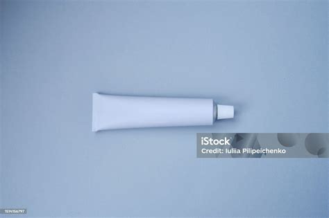 약물 또는 화장품 브랜딩을 위한 세련된 금속 튜브 크림 젤 스킨 케어 치약 색깔 있는 배경에 화장품 병을 위한 콘테이너