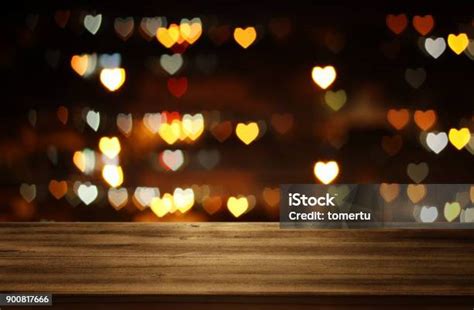 많은 마음 조명 발렌타인 로맨틱 반짝이 Bokeh 배경 앞 빈 소박한 테이블 제품 디스플레이 몽타주에 대 한 준비 공란에 대한 스톡 사진 및 기타 이미지 Istock
