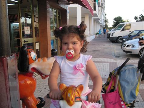 los del poncho mi ami compañera de cuarto que nos saluda nose si quiere despedirno ho que nos