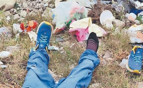 Entre La Basura Y Con Los Chones Abajo Así Dejaron A Hombre En Plena Terracería Antena San Luis