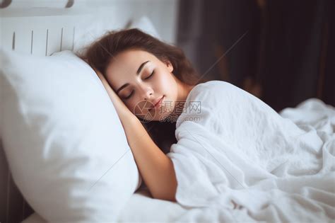 趴着睡觉的女孩高清图片下载 正版图片600159781 摄图网