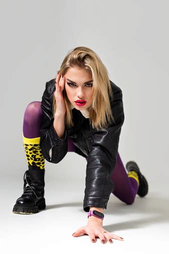 밝은 레몬 골프 보라색 스타킹과 네온 레오파드 프린트 양말에 아름다운 여자의 패션 스튜디오 초상화 여자만에 대한 스톡 사진 및 기타 이미지 Istock