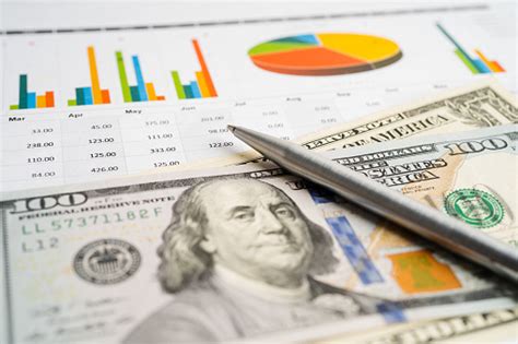 그래프 용지에 미국 달러 지폐 금융 개발 은행 계좌 통계 투자 경제 증권 거래소 거래 비즈니스 개념 경제에 대한 스톡 사진 및 기타 이미지 Istock