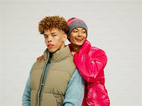 나란히 서 있는 남자와 여자 사진 Unsplash의 여자 이미지