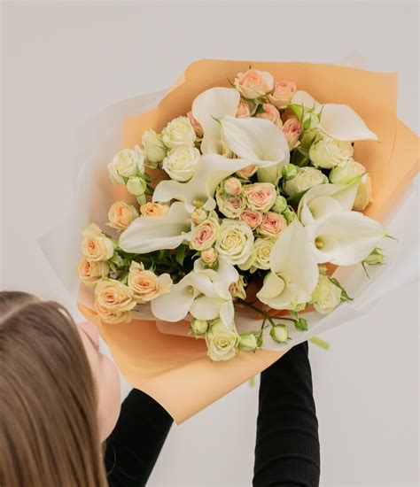 Стильный букет из белых калл и кустовых роз