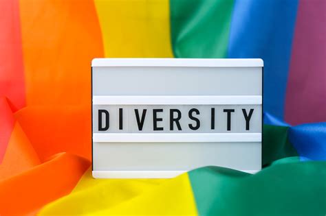 라이트 박스와 텍스트 다양성 무지개 플래그 실크 소재로 만든 무지개 Lgbtq 플래그 Lgbtq 자부심의 달의 상징 동등한 권리 평화와 자유 0명에 대한 스톡 사진 및 기타