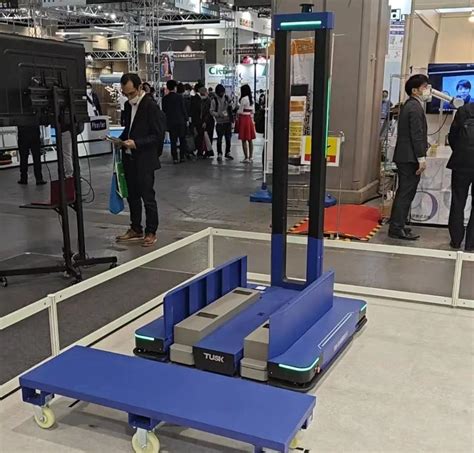 Tuskrobots Autonomous Pallet Handling Robot Attracts Eyes At Kansai