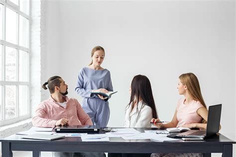 동료들은 컴퓨터 메모장 그래프를 사용하여 사무실에서 함께 일합니다 비즈니스 및 마케팅 20 24세에 대한 스톡 사진 및 기타 이미지 Istock