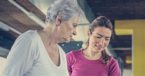 체육관에서 노인 여성과 함께 운동하는 개인 트레이너 체중을 따는 여자 체육관에서 운동 사진 Unsplash의 체육관 이미지