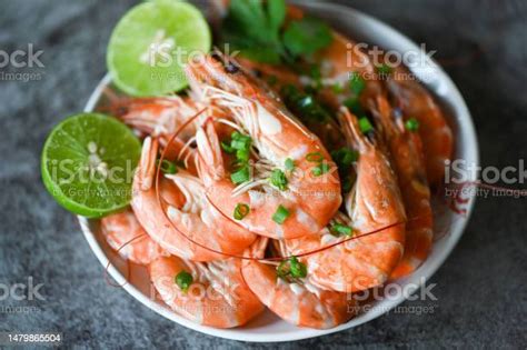 흰색 덩어리와 나무 배경 식탁 음식에 새우 신선한 새우 새우 해산물 레몬 라임과 허브와 향신료 갑각류에 대한 스톡 사진 및 기타 이미지 Istock