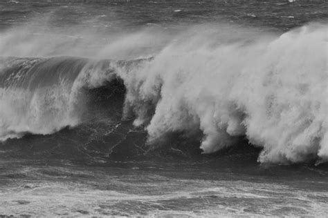 강력한 파도 거친 바다 극적인 바다 난류 누마즈 물 물을 튀기는 바다 바다 경치 바다 살포 바다 서핑 바다의 블랙 앤 화이트 서핑하다 손을 흔들다