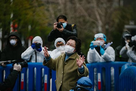 武汉首批28名方舱医院患者集中康复出院 每日经济网