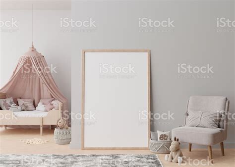 현대 어린이 방의 바닥에 서있는 빈 수직 액자 스칸디나비아 스타일로 인테리어를 모의하십시오 무료 사진을위한 공간을 복사하십시오 침대 등나무 바구니 아이들을위한 아늑한 방