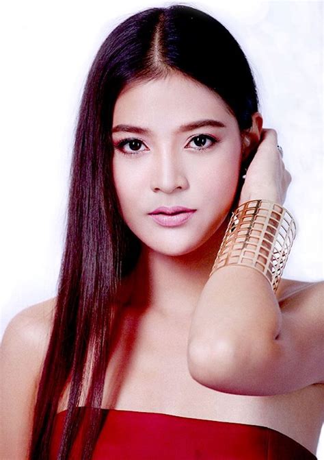 Apinya Sakuljaroensuk Biography Height And Life Story Super Stars Bio