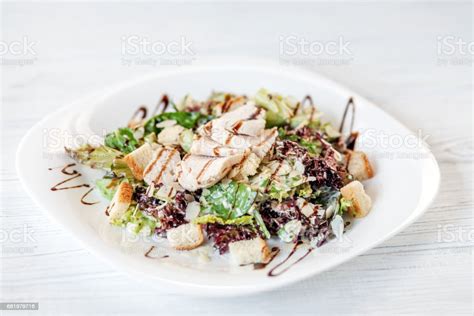 흰색 바탕에 상 추와 오이 그리고 치킨 샐러드 식품과 다이어트의 개념입니다 고급 요리에 대한 스톡 사진 및 기타 이미지 고급 요리 고기 굽기 Istock