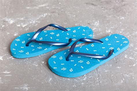 해변 액세서리 플립 플롭과 불가사리를 컬러 배경에 놓습니다 상단보기 복사 공간이있는 모의 0명에 대한 스톡 사진 및 기타 이미지