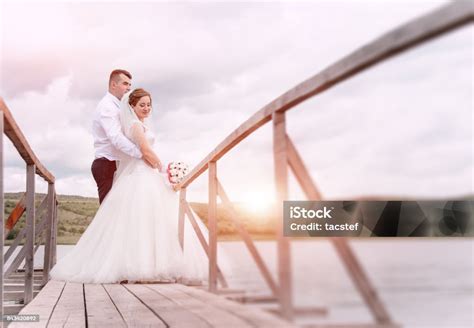 젊은 웨딩 커플 여름 초원에 부두 옆 외부 낭만적인 순간을 즐기고 텍스트에 대 한 무료 장소 웨딩 배경입니다 2명에 대한 스톡 사진 및 기타 이미지 Istock