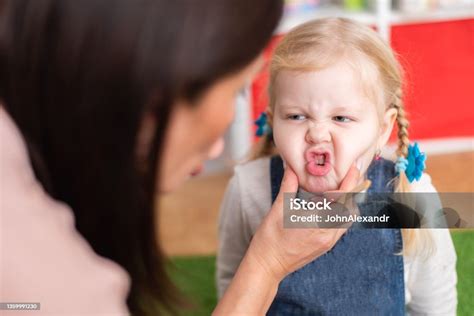 여성 연설 치료사는 귀여운 소녀가 올바른 발음과 문맹 연설을 배우는 데 도움이됩니다 아이에 대한 스톡 사진 및 기타 이미지 아이 언어치료 물리치료 Istock