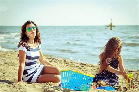 Мать и дочь семьи имея потеху на пляже Стоковое Фото изображение насчитывающей ослабьте