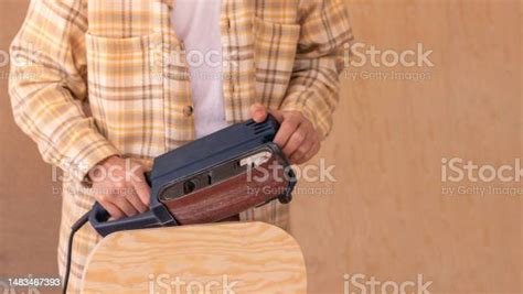 차고에서 퍼즐을 다루는 수리공 전기 퍼즐로 나무 판자를 자르는 알아볼 수 없는 남성 목공예가의 측면 모습 Diy에 대한 스톡 사진 및 기타 이미지 Istock