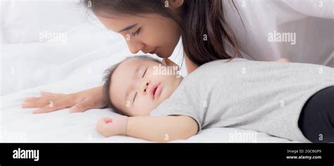 Jeune Asiatique M Re Baiser Joue De Petite Fille Avec Tendre Sur Le Lit Dans La Chambre Maman