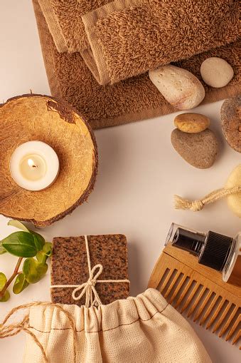 스파 및 웰빙 개념 천연 커피 스크럽 비누 오일 화장품 스프레이 박리 모래 돌 수건 천연 나무 헤어 콤 각질제거에 대한 스톡 사진 및 기타 이미지 Istock
