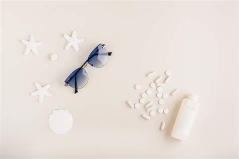 태양 보호 피부 캡슐과 정제 불가사리 조개껍데기 선글라스 파스텔 배경 개념에 대한 스톡 사진 및 기타 이미지 개념 건강