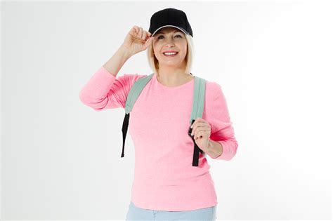 흰색 배경에 고립된 배낭을 멘 스포티한 행복한 중년의 아름다운 여성 공간을 복사합니다 중년 여성의 건강한 라이프 스타일 폐경기 활동적인 삶 여자는 운동하러 간다 건강한 노인