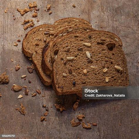 나무 배경에 고립 된 슬라이스 빵 신선한 통곡물 빵 슬라이스가 닫힙습니다 베이커리 전통적인 음식 개념 맨 위 보기n 갈색에 대한 스톡 사진 및 기타 이미지 Istock