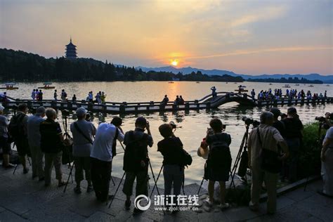 长枪短炮共摄雷峰夕照 嵊州新闻网