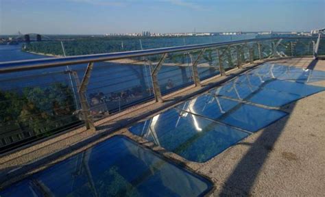 У Києві відновлюють скляний пішохідний міст — Центр транспортних