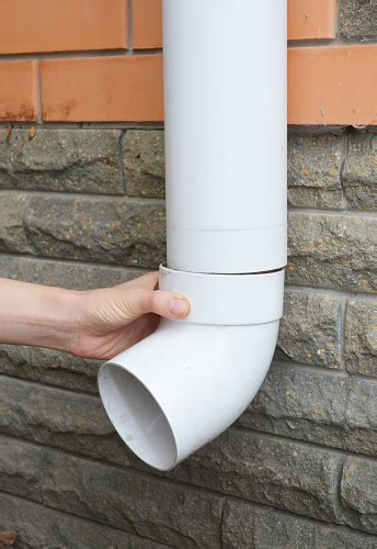 계약자 설치 플라스틱 지붕 시 궁 창입니다 플라스틱 Guttering Guttering 배수 핸디 손에 의해 0명에 대한 스톡 사진 및 기타 이미지 Istock