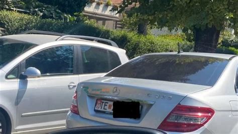 Казна за возачот што залепи српски грб на тетовски регистерски таблички Независен Весник