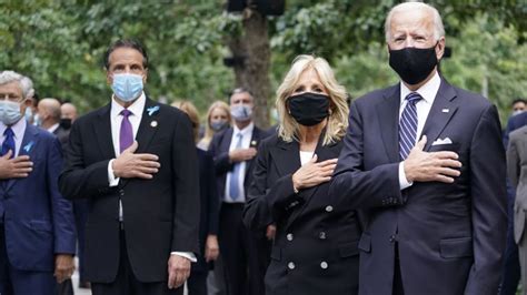 Отляво губернаторът на Ню Йорк Андрю Куомо и Джо Байдън със съпругата си отдават минута мълчание