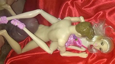 芭比娃娃和她的朋友们。更多的性爱。 Xhamster