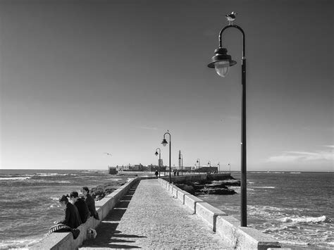 배경 화면 바다 검정색과 흰색 하늘 흑백 사진 물 사진술 단색화 교각 가로등 수평선 대양 연안 고요한 Fixed Link 구름 웨이브