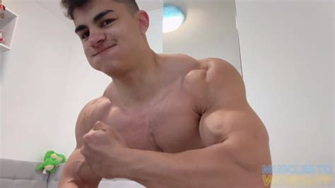 Nineteen Year Old Natural Bodybuilder Flex Show Boyfriendtv Com